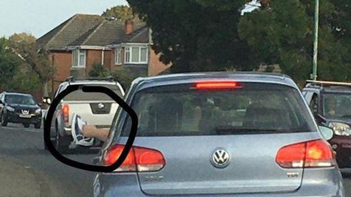 Ilyet tuti nem láttál! Ezt lógatta ki a kocsi ablakából egy sofőr ...