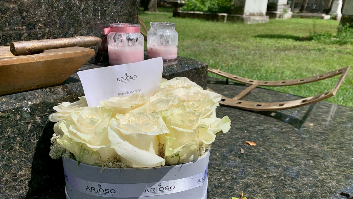 Fehér rózsák Andy Vajna sírján -Vajon Vajna Timi küldte őket?