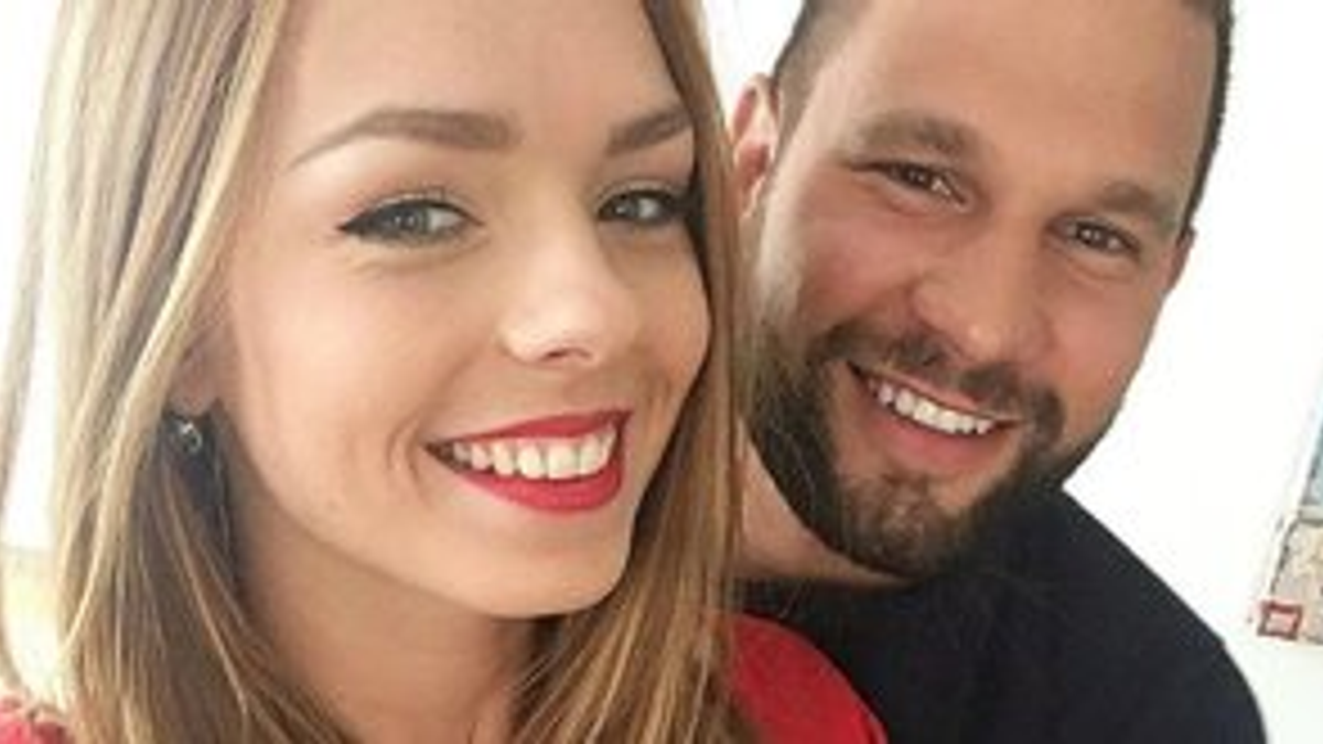 Tündéri, ahogy Rácz Jenő és Gyuricza Dóra kislánya bújócskázik