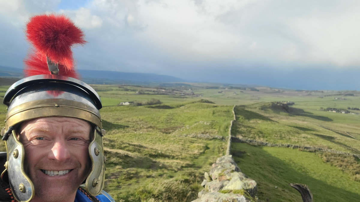 Ez a férfi végig sétált Hadrianus fala mellett - Metropol