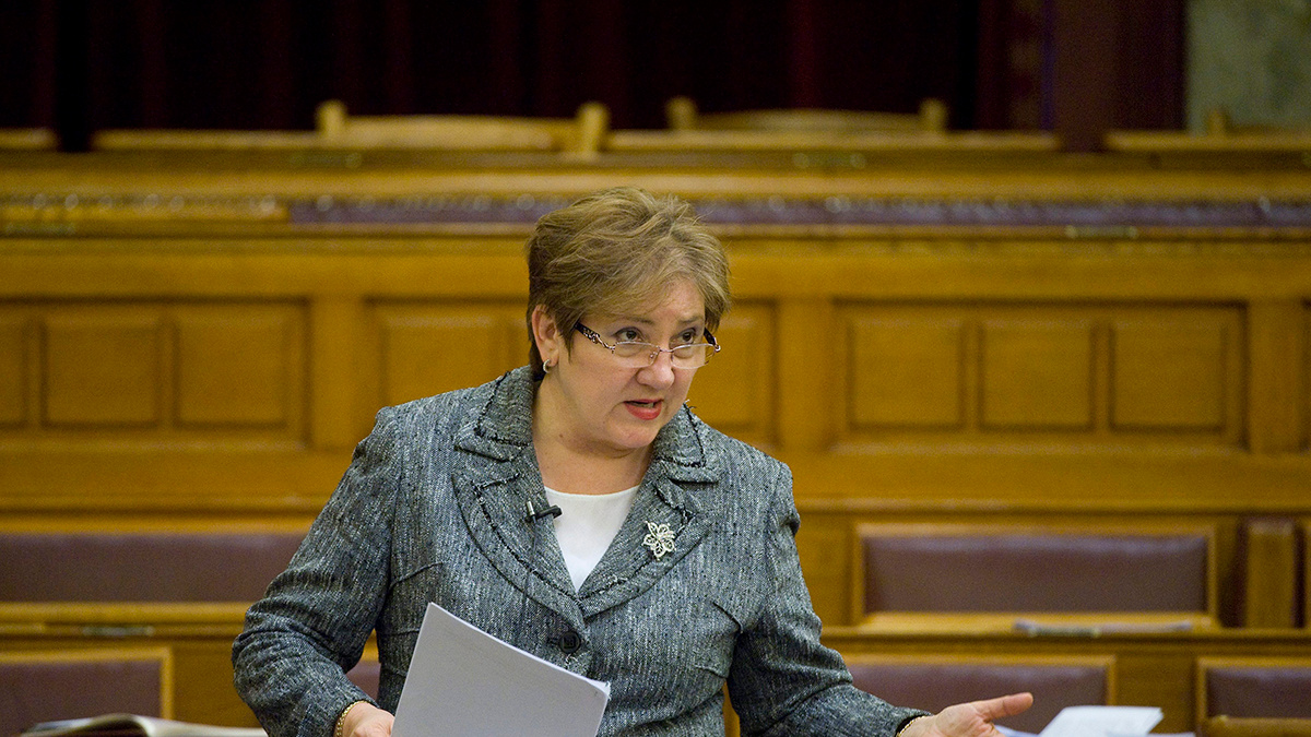 Évi hatmilliót kap V. Naszályi Mártától Lampert Mónika