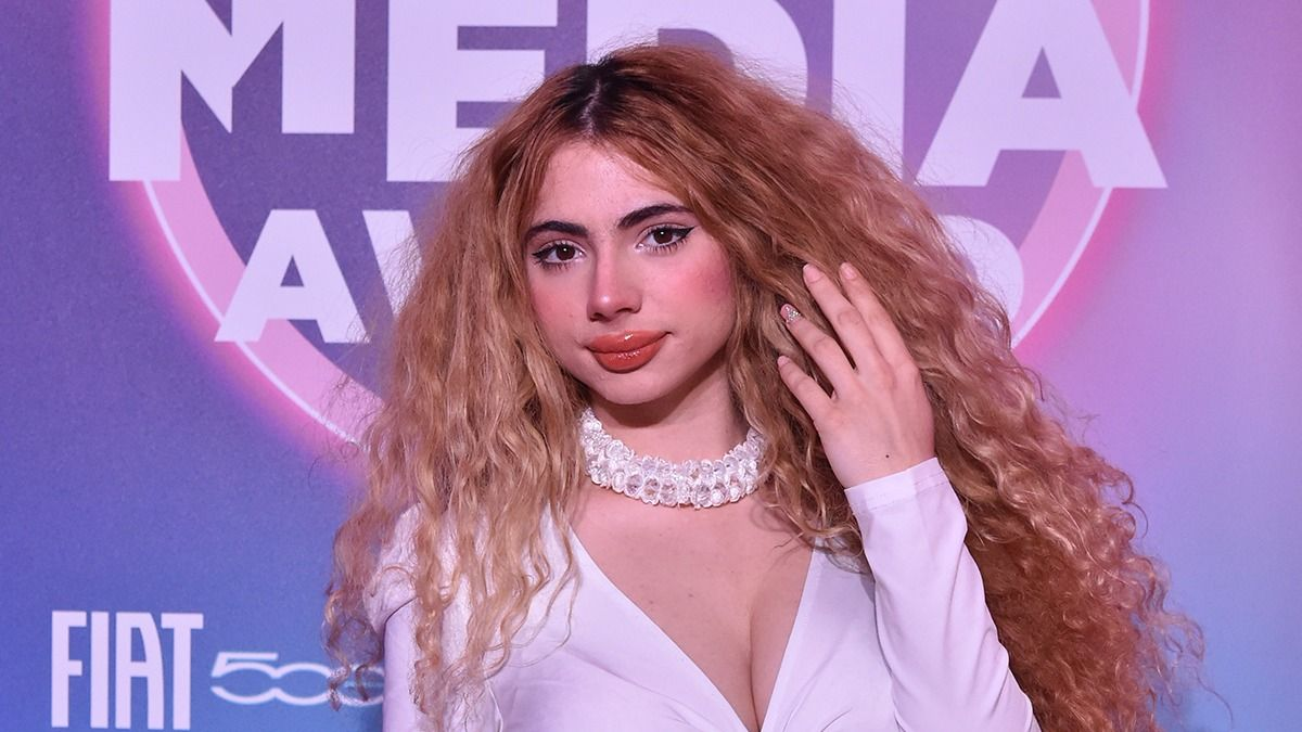 „Nagyon kívánatos” – kibuggyanó, kerek mellek, Opitz Barbi mélyen ...