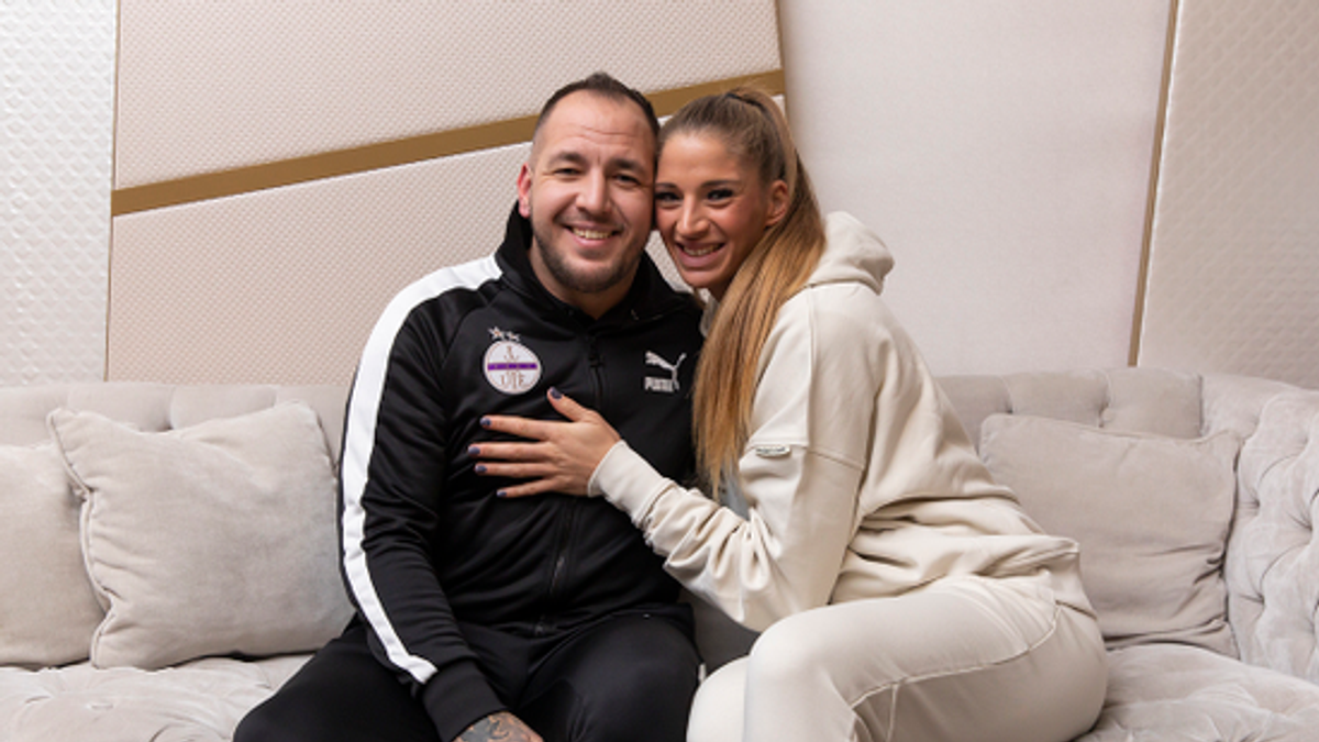 Özönlenek a gratulációk: Curtis és Judit megmutatta a kicsit