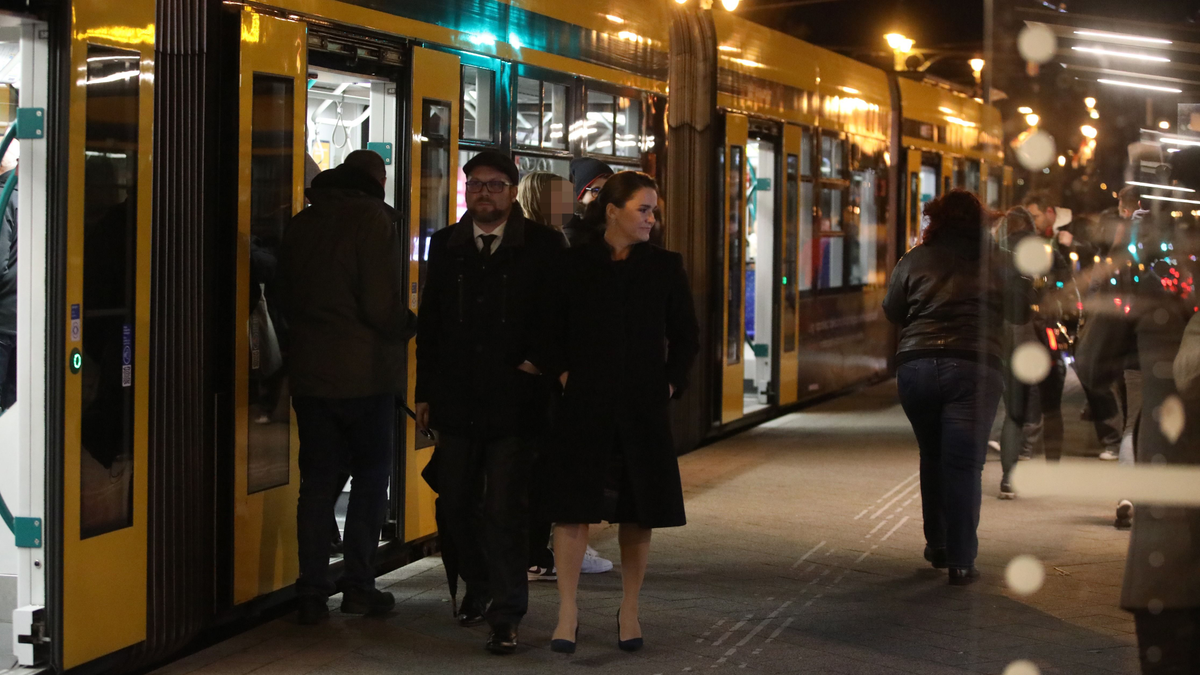 A 4-6-os villamoson tűnt fel Novák Katalin - fotók