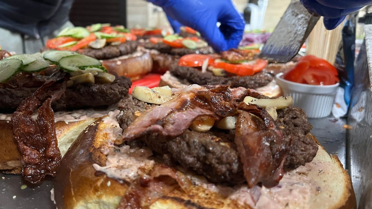 Így falták fel a 3,5 kilós hamburgerszörnyet – Videó