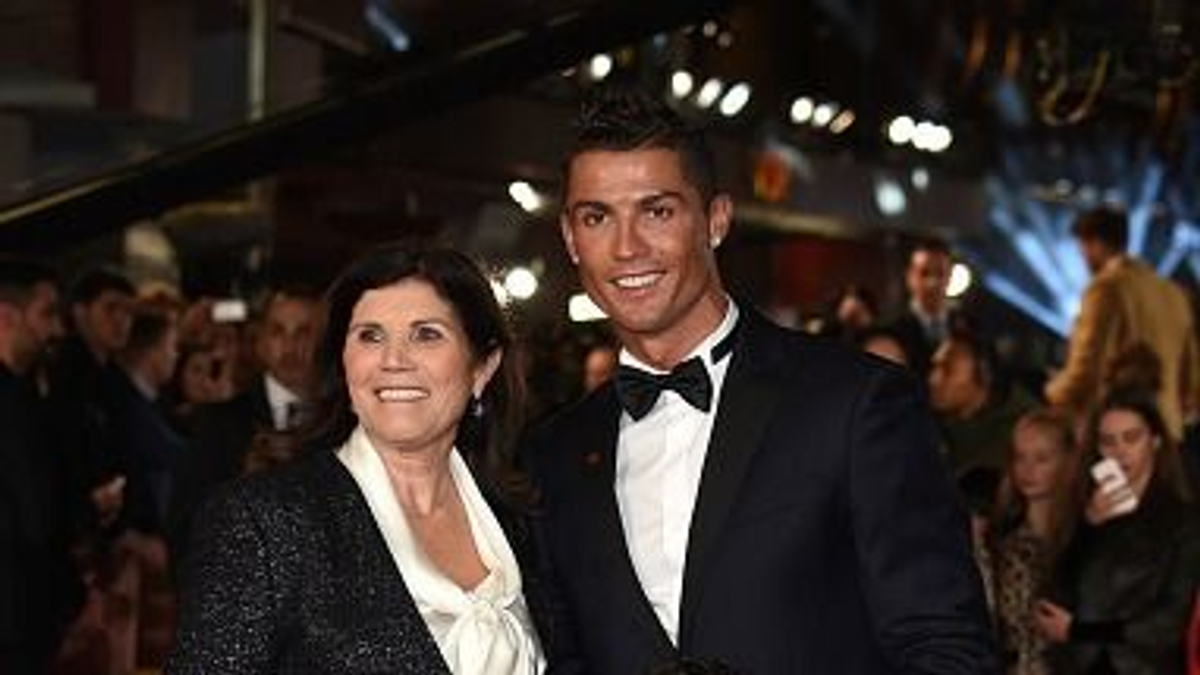 Ronaldo édesanyja párjával együtt robbant be a foci-vb-re